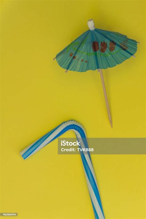 노란색 종이 바탕에 마시는 빨 대와 칵테일 우산의 창조적인 보기 여름입니다 여름의 개념적 이미지입니다 미니입니다 추상화입니다 개념에 대한 스톡 사진 및 기타 이미지 Istock