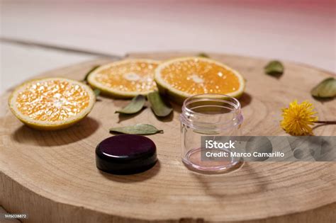 그 옆에 검은 색 모자가있는 맑은 유리 항아리 나무 판에 녹색 잎과 오렌지색 조각이 새겨진 브랜드가 없습니다 0명에 대한 스톡 사진 및 기타 이미지 Istock