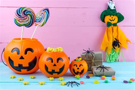 트릭 또는 치료 텍스트에 대한 복사 공간이 핑크와 블루 나무 배경에 할로윈 잭 O랜턴 사탕과 무지개 롤리팝 플랫 레이 상단 보기 0명에 대한 스톡 사진 및 기타 이미지