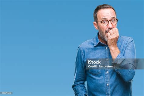 중간 나이 찾고 스트레스와 긴장 하는 고립 된 배경 위에 안경을 노인의 수석 사람 손톱을 물어 뜯고 입에 손 불안 문제입니다 감정에 대한 스톡 사진 및 기타 이미지 Istock