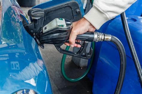 주유소에서 파란색 차에 연료를 보급하는 남자의 손을 닫습니다 유가 위기 가격에 대한 스톡 사진 및 기타 이미지 가격 가솔린 관로 Istock