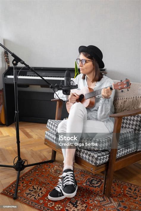 팟캐스트 음악 오디오 콘텐츠 제작 기타 또는 우쿨렐레와 모자에 아름다운 유럽 여성 팟 캐스터 라디오 호스트 녹음 팟 캐스트 또는