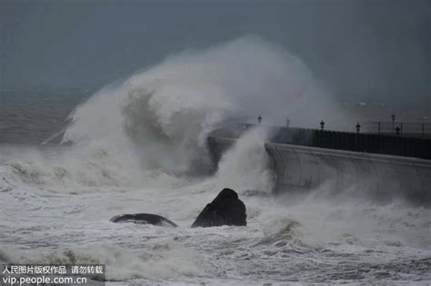 台风过境青岛 沿海巨浪滔天全线封闭山东