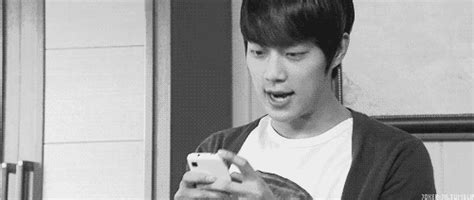 14 Normal Reactions Girls Have When Men Dont Text Back Yourtango