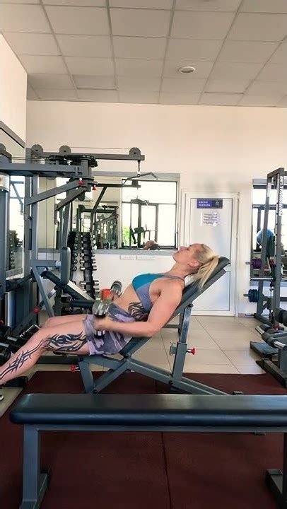 Подъем гантелей на бицепс лежа на наклонной скамье Youtube