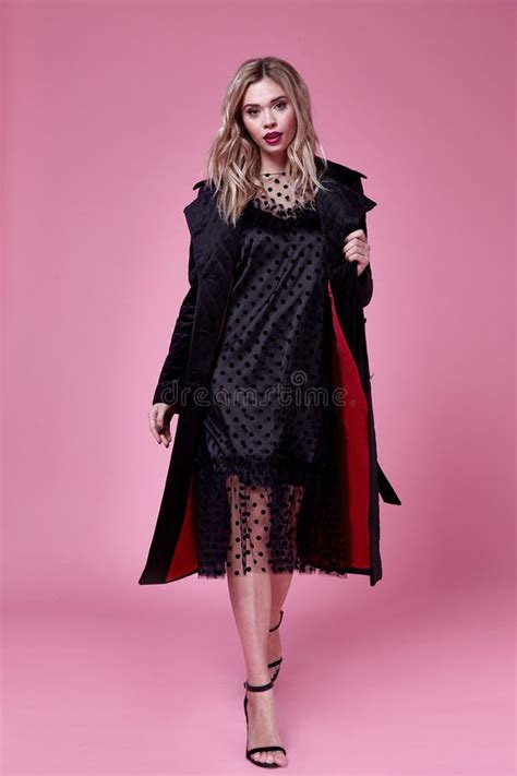 Giovane Blo Elegante Sexy Di Trucco Del Fronte Della Donna Di Bellezza Abbastanza Bello Immagine