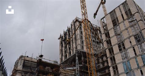 크레인과 건설 중인 건물이 있는 건설 현장 사진 Unsplash의 무료 예루살렘 이미지