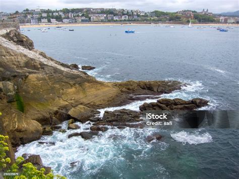 바스크 지방의 흐린 날 잔잔한 바다와 해변 도시를 배경으로 한 관광 도시 산 세바스티안의 라 콘차 만의 탁 트인 전망 0명에 대한 스톡 사진 및 기타 이미지 Istock