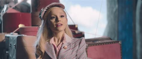 위키드 화려한 2차 예고편 공개…글린다로 변신한 아리아나 그란데