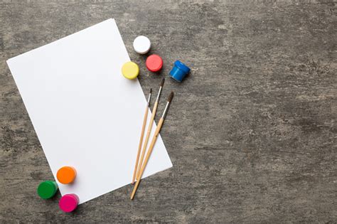 앨범 페이지와 페인트 연필 색깔의 배경에 브러시 빈 공간이 있는 상단 뷰입니다 창의성을 위한 직장 가정 교육 컨셉 드로잉 개념에 대한 스톡 사진 및 기타 이미지 Istock