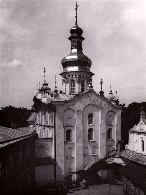Свята брама Києво Печерської Лаври історія Троїцької церкви Вечірній Київ