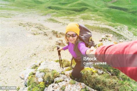 산악인 젊은 산악인 여자를 산의 상단에 도달 도움이 됩니다 남자는 여자에 게 손길을 제공합니다 위에서 보기 미소에 대한 스톡 사진 및 기타 이미지 Istock