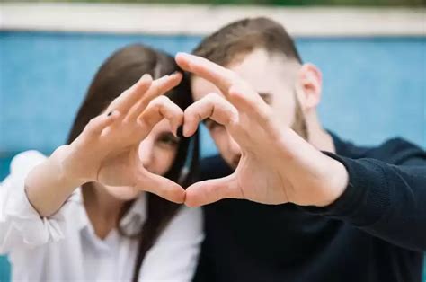 Penjelasan Dan Contoh Bentuk Physical Touch Dalam Love Language Sonoraid