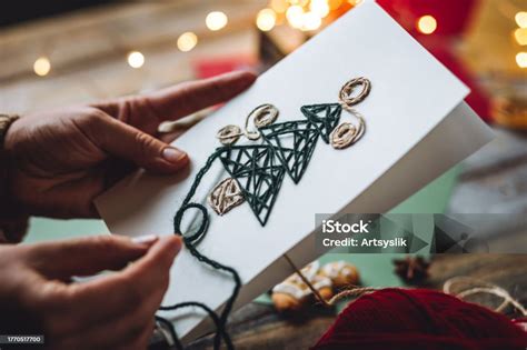 양모 실 전나무 나무와 함께 수제 공예 종이 크리스마스 카드를 만드는 여자 아이들과 함께 양질의 가족 시간을 보내고 선물 취미 휴일 여가 활동을 직접 할 수 있습니다 재활용