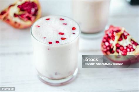 전통 인도 라시 석류 씨앗이있는 흰색 테이블에 차가운 유거트 음료 0명에 대한 스톡 사진 및 기타 이미지 0명 건강한