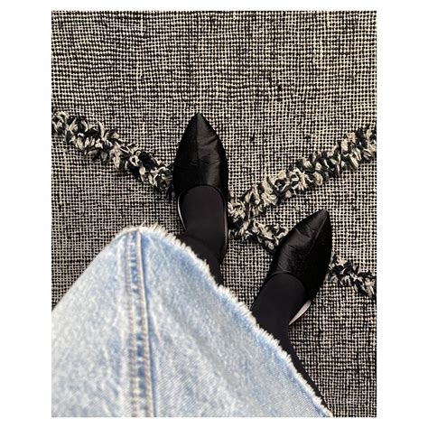 Junnette Store スカートにも、ジーンズにも相性のいいブラック・サテンの2cm踵バブーシュ。