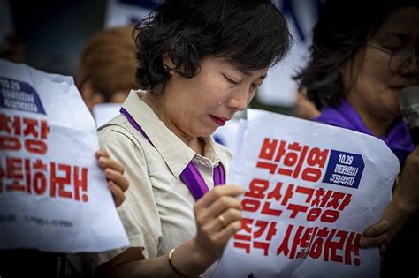 유가족 외침 외면한 채 문 걸어 잠근 박희영 용산구청장 포토in