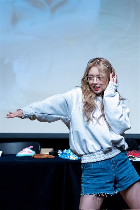 귀여운 금발 긱시크 물안경 ITZY 유나 매끈한 허벅지 내전근