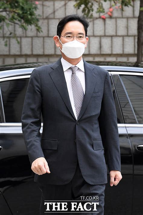 담담하게 법원 들어서는 이재용 삼성전자 회장 [tf사진관] 포토 기사 더팩트