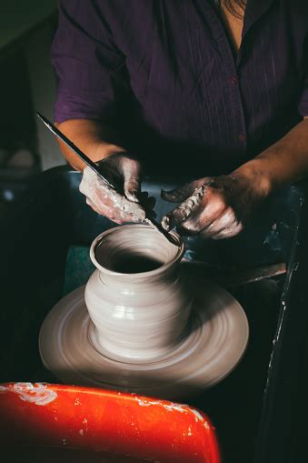 클로즈업 A 검은 머리 여자 앞치마에 포터의 바퀴에 찰 흙에서 깊은 그릇을 Sculpts 포터와 워크숍에서 초과 클레이 끊 갈색에 대한 스톡 사진 및 기타 이미지 Istock