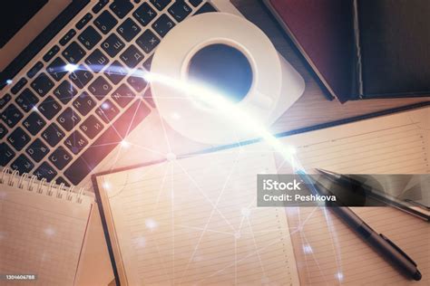 데스크톱 배경의 컴퓨터를 통해 소셜 네트워크 홀로그램 도면 맨 위 보기입니다 이중 노출 개념에 대한 스톡 사진 및 기타 이미지 Istock
