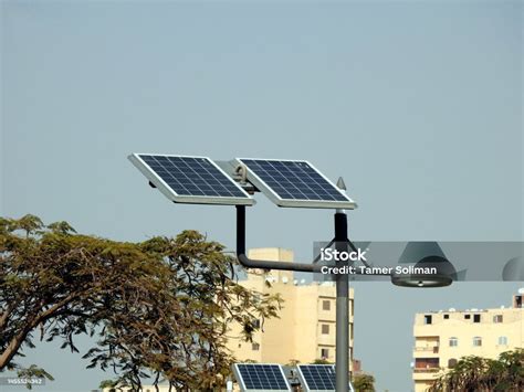태양 전지 패널 또는 광전지의 청정 에너지로 구동되는 가로등 기둥 광전지 효과에 의해 빛의 에너지를 직접 전기로 변환하는 전자 장치 0명에 대한 스톡 사진 및 기타 이미지