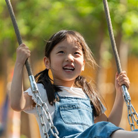 荡秋千高清图片 小女孩开心荡秋千 人像图片免费下载 jpg格式 4145像素 编号53021161 千图网