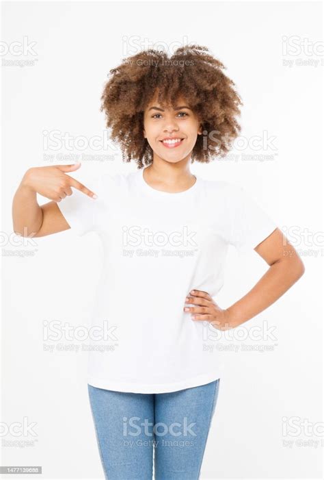 여름 티셔츠 디자인과 사람들은 빈 템플릿 흰색 티셔츠에 젊은 아프로 미국 여성의 클로즈업 개념 모의 공간을 복사합니다 곱슬 머리 전면 보기 18 19세에 대한 스톡 사진 및