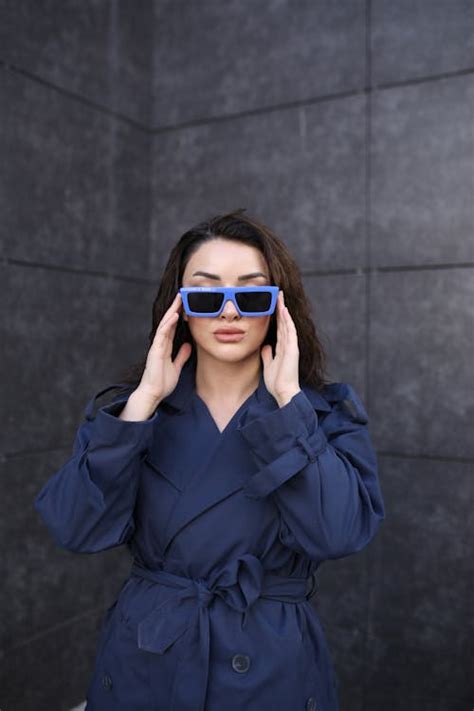 개성 거리 패션 눈길을 끄는 도시의 두꺼운 프레임 럭셔리 모델 무기 제기 블루 서 있는 선글라스 스타일 스타일리시한 시원한 시크한 아름다움