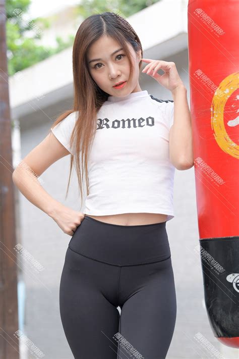 Leggings 1에 있는 Huy Tùng Lê님의 핀 2024 여성 운동복 레깅스 패션 패션 모델 포즈