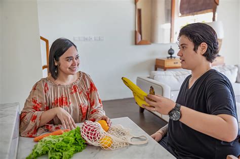 인종 간 레즈비언 커플 풀 그들의 과일과 야채에서 재사용 가능한 그물 쇼핑 백 트랜스젠더에 대한 스톡 사진 및 기타 이미지 트랜스젠더 건강한 생활방식 우정 Istock