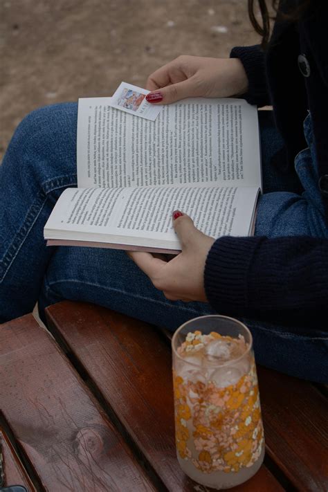깨지다 노란 테이블 독서하는 레몬 슬라이스 문학 미니멀리스트 벽돌 보도 보도 상쾌한 술을 마시다 아늑한 아이스티 야외 좌석 야외 카페 야외에서