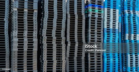 플라스틱 운송 팔레트 더미 공장 창고에 쌓인 산업용 플라스틱 팔레트 화물 및 배송 개념 수출 배달 산업을위한 플라스틱 팔레트 랙 플라스틱 팔레트 저장 창고 오래된에 대한