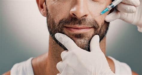 의사 남자 및 얼굴 주사 스킨 케어 안면 성형 화장품 및 노화 방지 치료의 스튜디오에서 사람 바늘 및 아름다움 절차 피부 필러