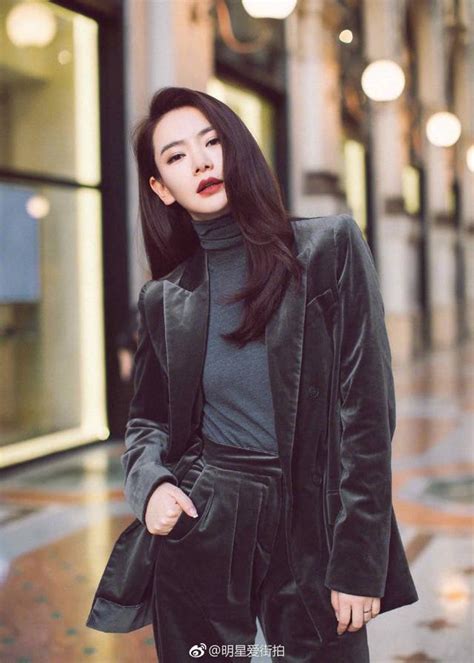 Max Mara米兰时装周戚薇黑色西装酷帅，豆沙色美唇温柔 每日头条