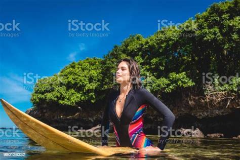 누 사 두 아 해변 발리 인도네시아에 바다에서 서핑 보드에 잠수복에 젊은 Sportswoman 레저 활동에 대한 스톡 사진 및