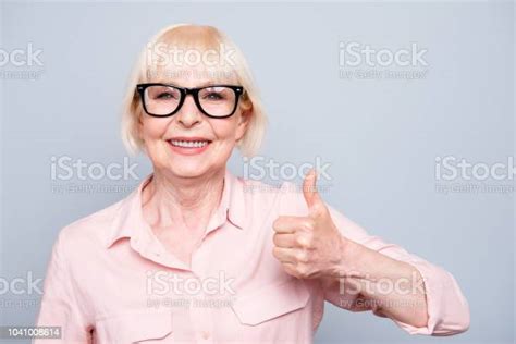 성인 금발 다행 쾌활 한 백인 노부 미소의 초상화 고립 안경을 눈 회색 배경 위에 엄지손가락 제스처를 보여주는 공간 복사 엄지손가락을 위로에 대한 스톡 사진 및 기타 이미지
