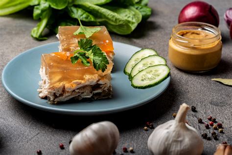 접시에 고기와 수제 젤리 조각 아스픽 가금류와 쇠고기 겨자 향신료와 다른 재료와 전통적인 러시아와 우크라이나어 요리 홀로데츠 우크라이나문화에 대한 스톡 사진 및 기타 이미지