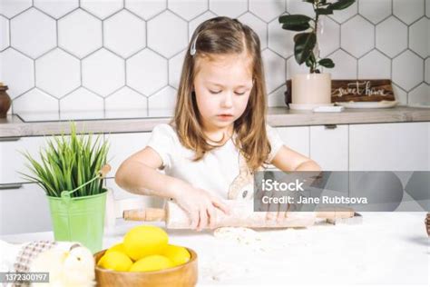 초상화 작은 심각한 소녀 도움 롤링 반죽을 배우고 모양 부활절 쿠키를 만들기 롤링 핀을 들고 있습니다 근접 촬영 2 3 살에 대한 스톡 사진 및 기타 이미지 Istock