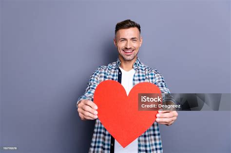 클로즈 업 사진 매력적인 그 그 그의 남자 팔 손을 주는 큰 빨간 종이 마음 축하 여자 친구 아내 엽서 초대 로맨스 날짜 착용