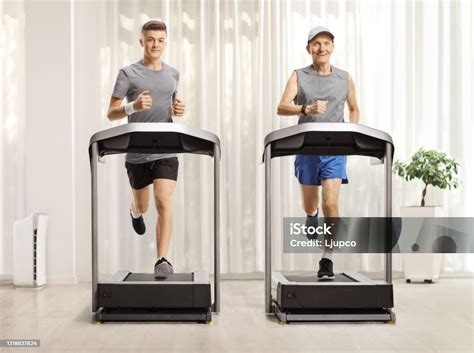 방에서 러닝 머신에서 달리는 젊은이와 노인의 전체 길이 초상화 아버지에 대한 스톡 사진 및 기타 이미지 아버지 아들