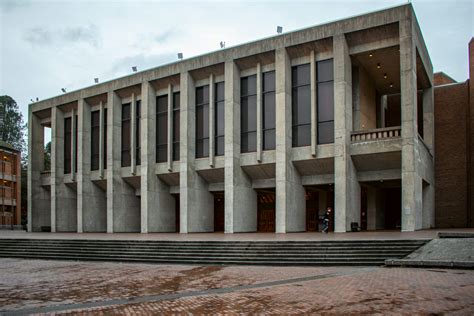Edificio De Arquitectura Moderna Con Muchas Columnas Foto Imagen De