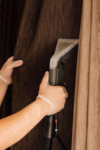추출기로 커튼 청소 커튼에서 먼지와 먼지를 추출하는 과정 전문 청소 서비스에서 추출 방법을 사용하여 커튼을 드라이 클리닝합니다 가사 집안일에 대한 스톡 사진 및 기타 이미지