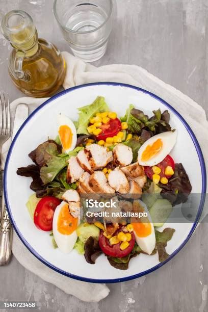 토마토 통조림 옥수수 오이 양상추 아보카도 삶은 달걀 및닭고기로 만든 맛있는 가벼운 야채 샐러드 0명에 대한 스톡 사진 및 기타 이미지 Istock