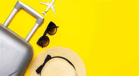 여름 배경 나무 여성 액세서리 여행자 가방 흰색 비행기 텍스트빈 공간이있는 노란색 배경선글라스 상단 보기 플랫 레이 공간을 복사합니다 가방에 대한 스톡 사진 및 기타 이미지