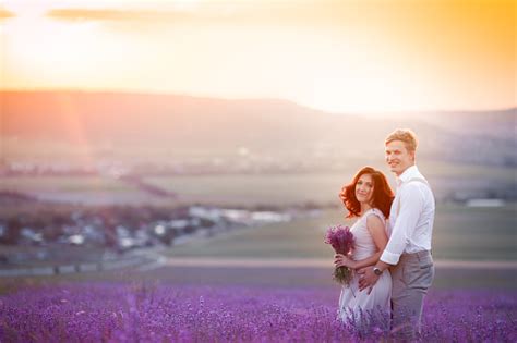 일몰에 끝 없는 라벤더 필드에 로맨틱 커플 사랑과 포옹에 꽃의 꽃다발과 금발 남자와 빨간 머리 소녀 프렌치 라벤더 밭 결혼식에 대한 스톡 사진 및 기타 이미지 Istock