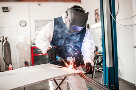 자동차 정비사는 아크 용접기를 사용하여 자동차 차체 상점에서 손상된 자동차 부품을 수리합니다 자동차 차체에 대한 스톡 사진 및 기타 이미지 Istock