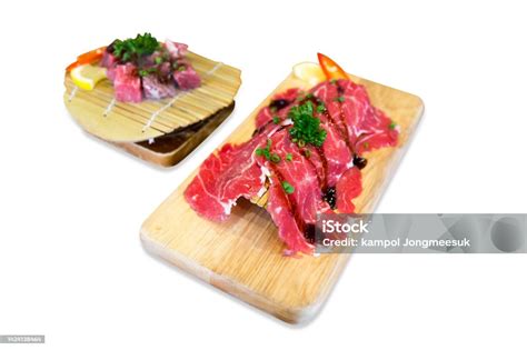 주사위 쇠고기와 줄무늬 송아지 쇠고기의 톱 뷰는 나무에 넣고 봉사하며 선택 사항입니다 건강한 생활방식에 대한 스톡 사진 및 기타 이미지 건강한 생활방식 건강한 식생활