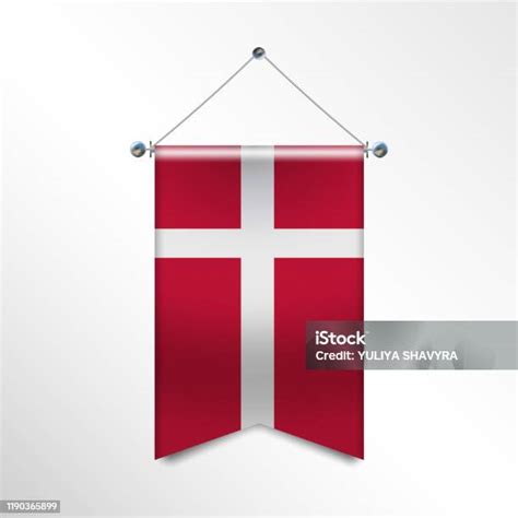 단마크의 깃발과 질감 실버 메탈릭 폴에 걸려 있는 국기 흰색 배경에 격리 된 수직 3d 페넌트 템플릿입니다 현실적인 흔들리는 플래그 삼각형 벡터 일러스트레이션 3차원 형태에