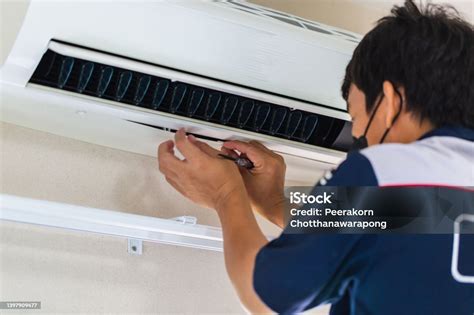 수리공 수리 공조 시스템 에어컨의 수리 및 유지 보수를위한 남성 기술자 서비스 에어컨 수리 30 34세에 대한 스톡 사진 및 기타 이미지 Istock